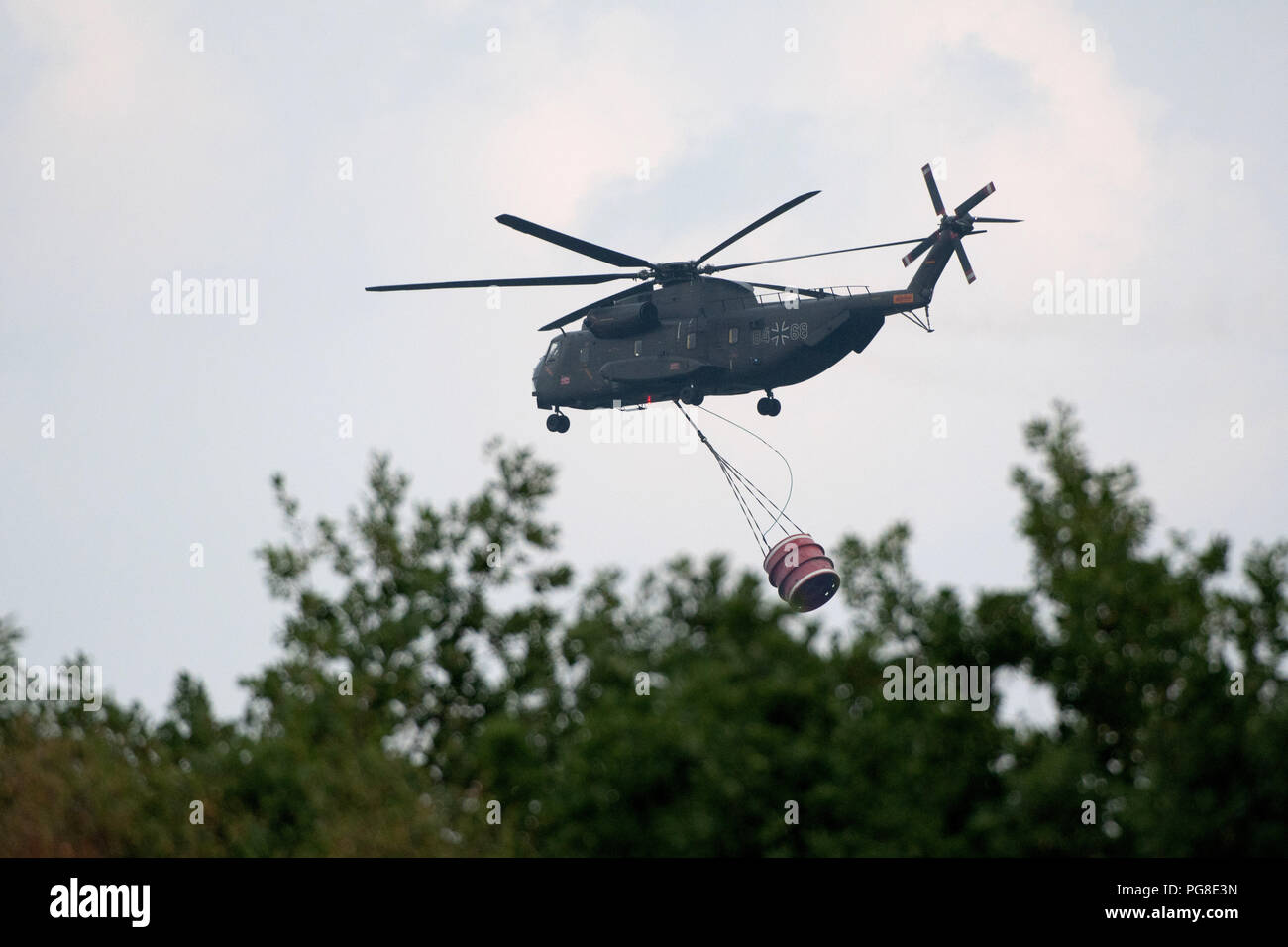 Frohnsdorf, Deutschland. 24 Aug, 2018. Ein Hubschrauber der Bundeswehr ...