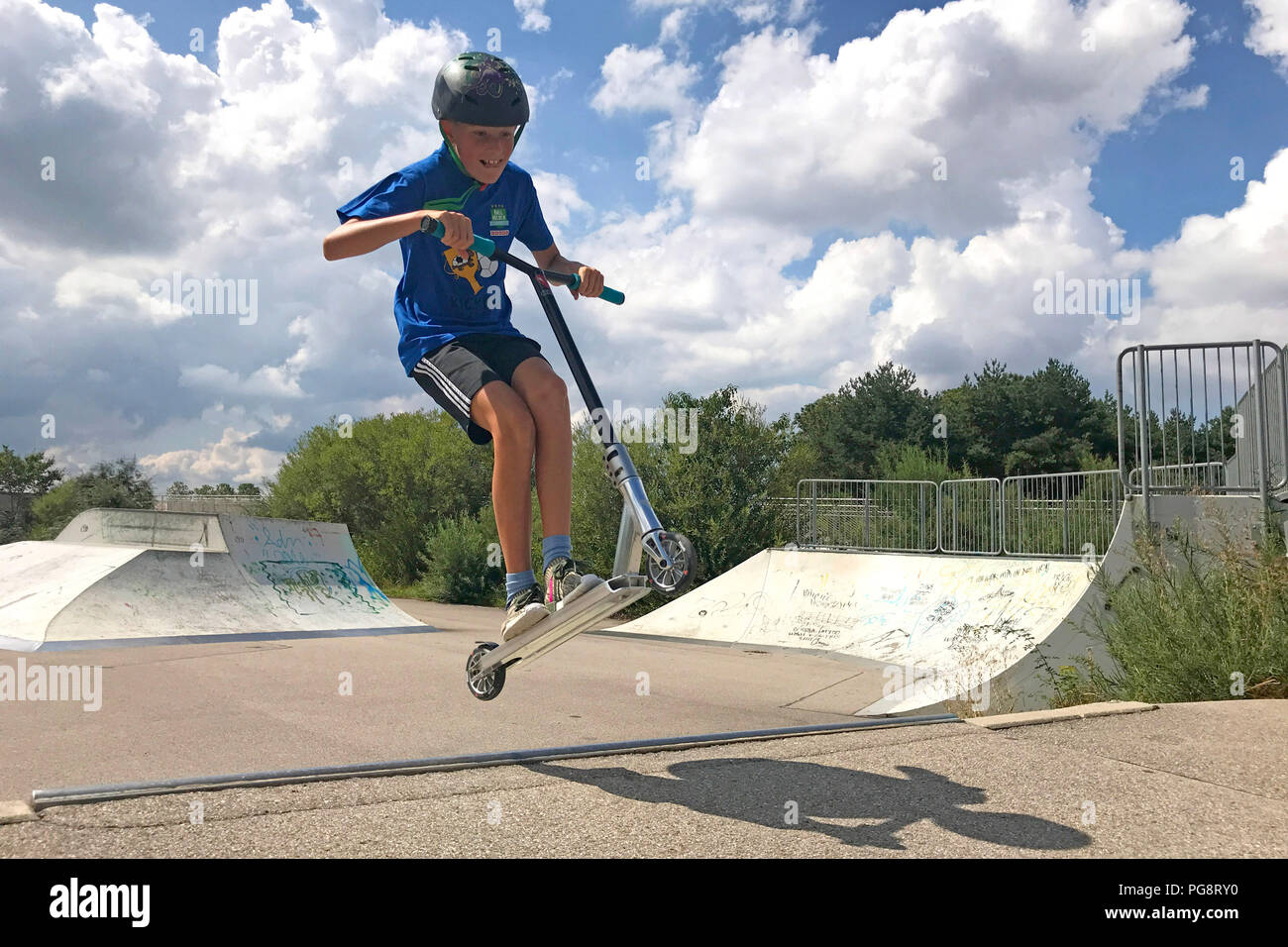 Stuntscooter kind -Fotos und -Bildmaterial in hoher Auflösung – Alamy