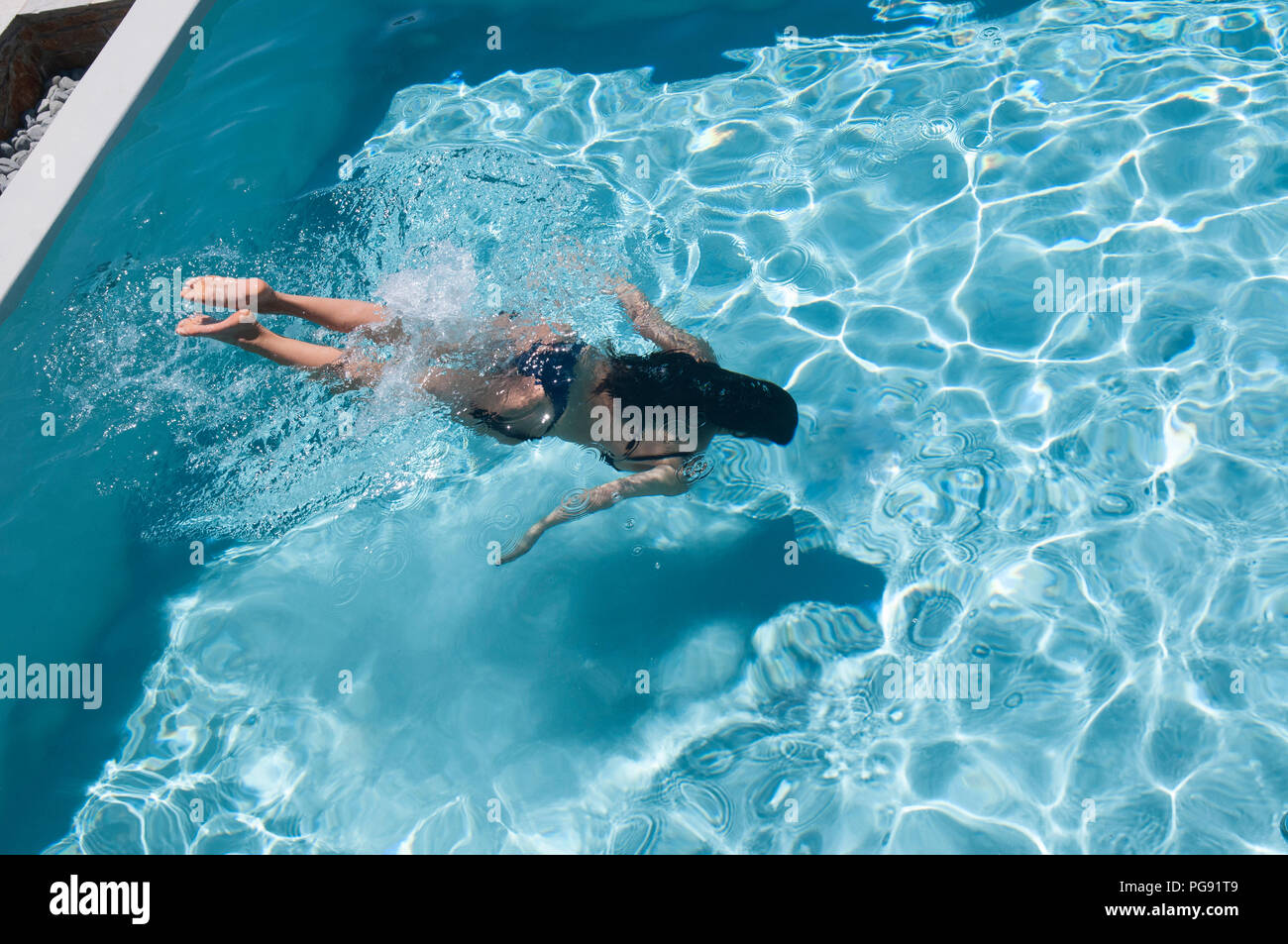 Woman in bikini under swimming pool activity -Fotos und -Bildmaterial ...