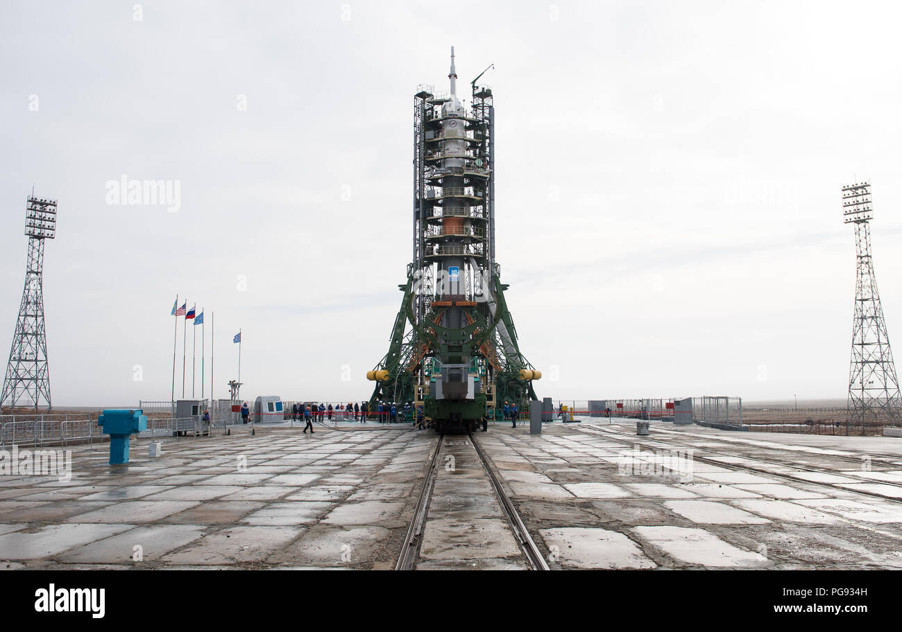 Die Sojus Rakete ist, mit dem Zug zur Startrampe gerollt, (iptcdow}, 19 ...