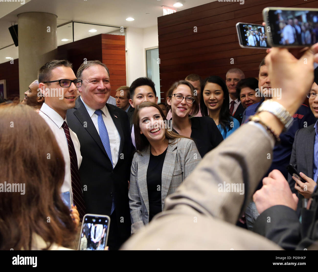 Us-Staatssekretär Mike Pompeo posiert für ein Foto mit Botschaft ...