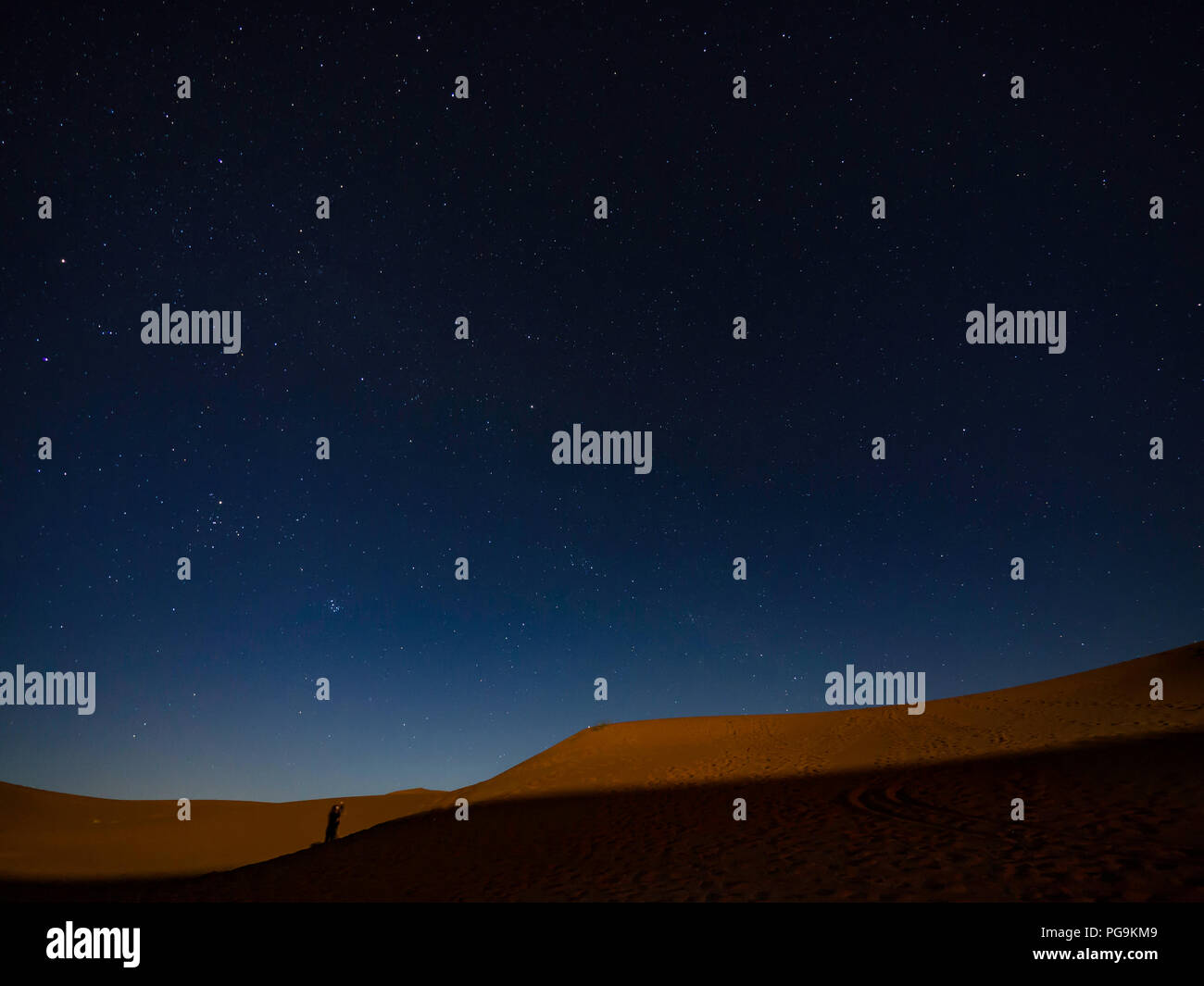 Starry sky sahara desert -Fotos und -Bildmaterial in hoher Auflösung ...