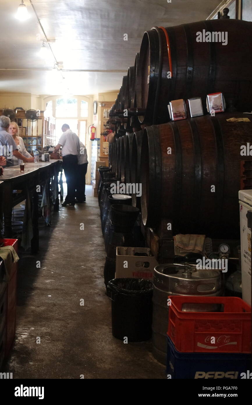 Spanien, Andalusien, Europa, Malaga Stadt. Eine alte Bar mit Fässern ...