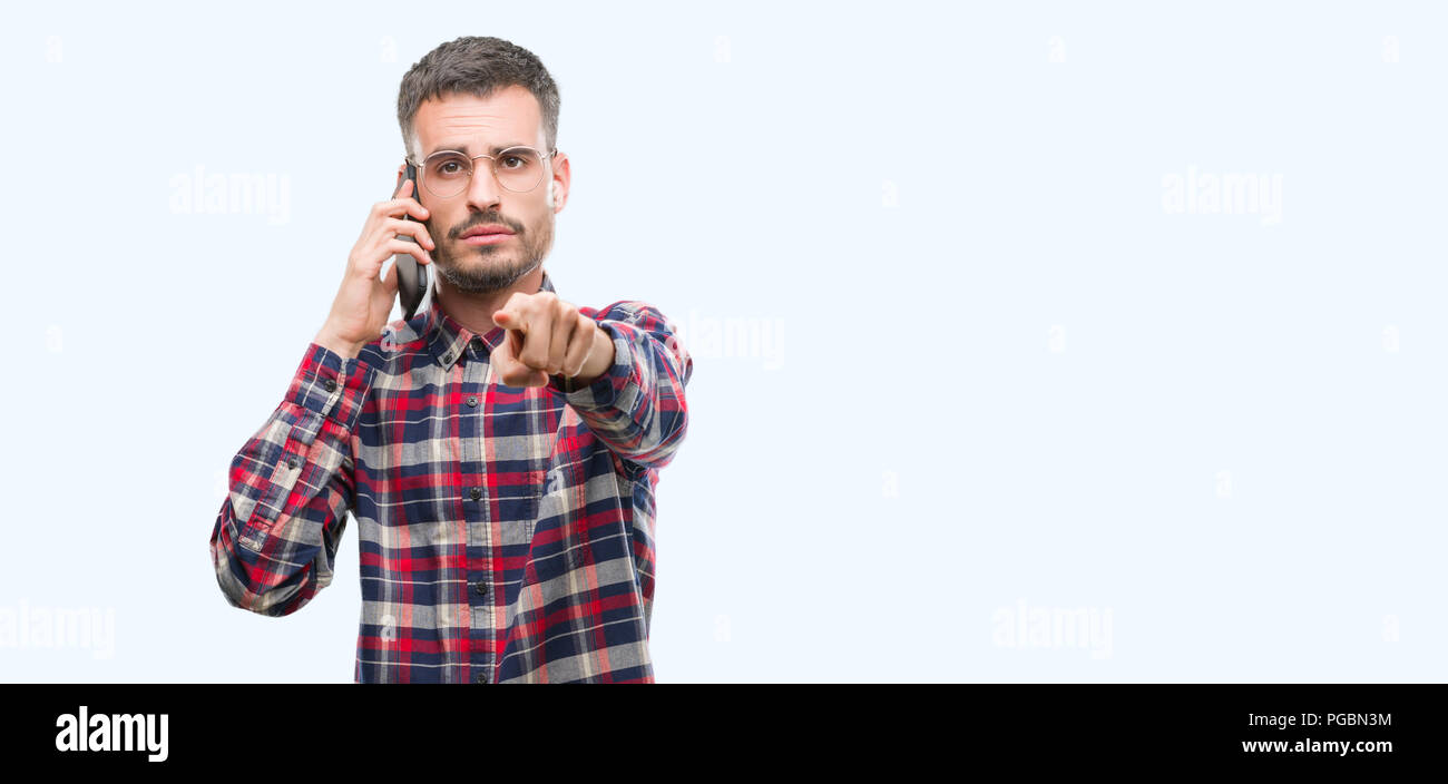 Junge hipster erwachsenen Mann am Telefon zu sprechen mit dem Finger an ...