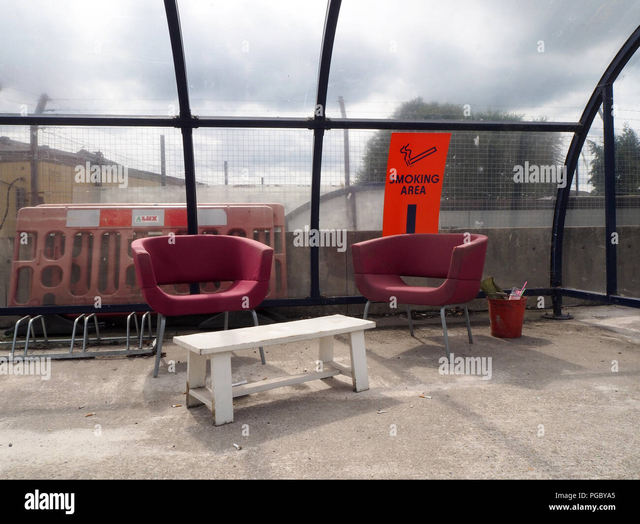 Ausgewiesene raucherzone -Fotos und -Bildmaterial in hoher Auflösung ...