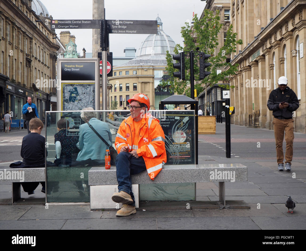 Arbeitskleidung nämlich -Fotos und -Bildmaterial in hoher Auflösung – Alamy