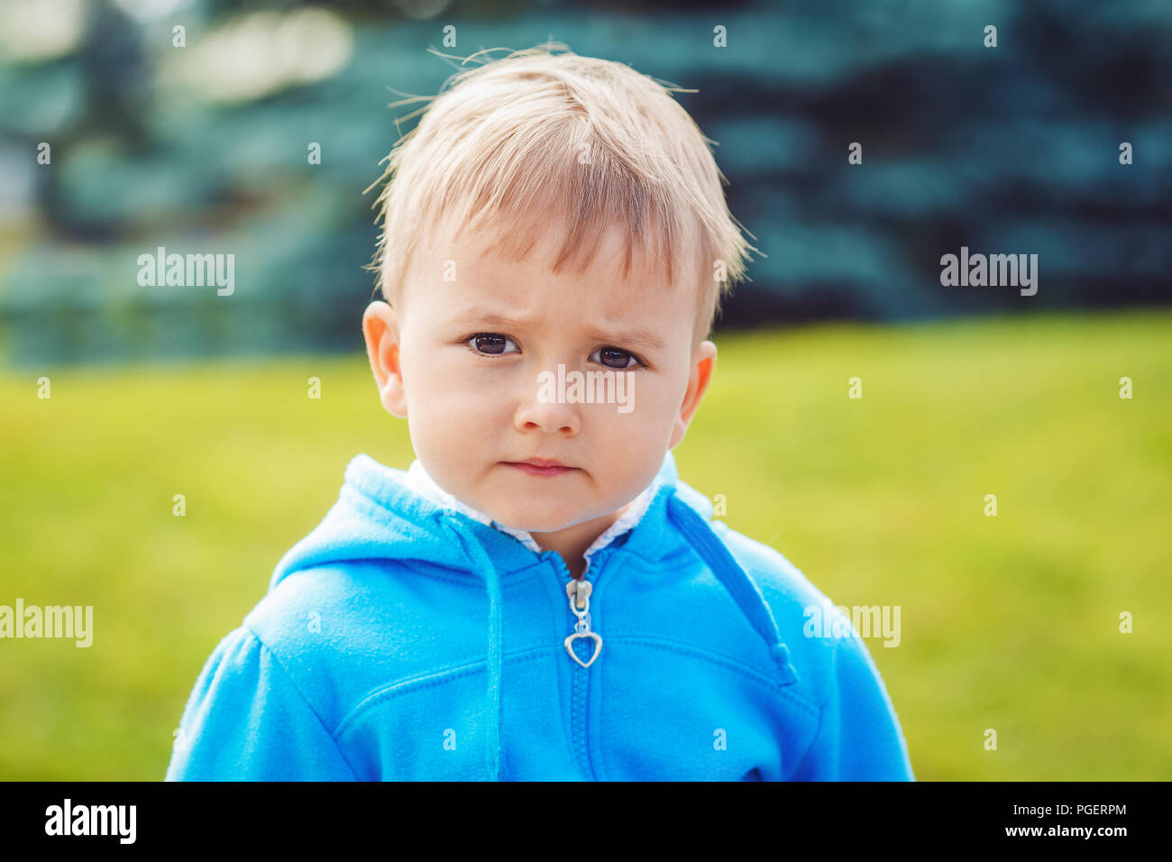 Closeup Portrait Von Netten Jungen Kaukasischen Kleiner Junge Mit 0566