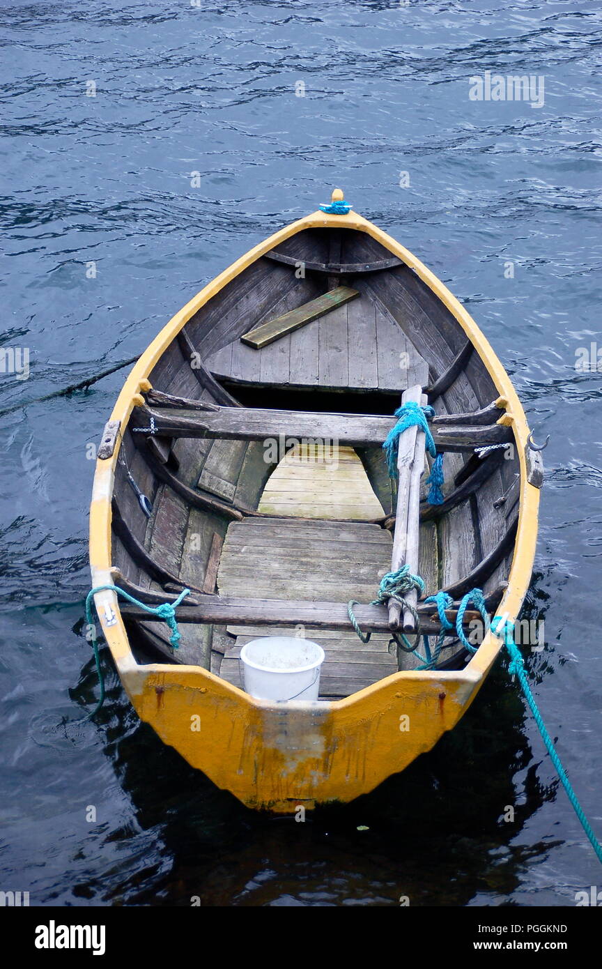Gelbes holzboot -Fotos und -Bildmaterial in hoher Auflösung – Alamy