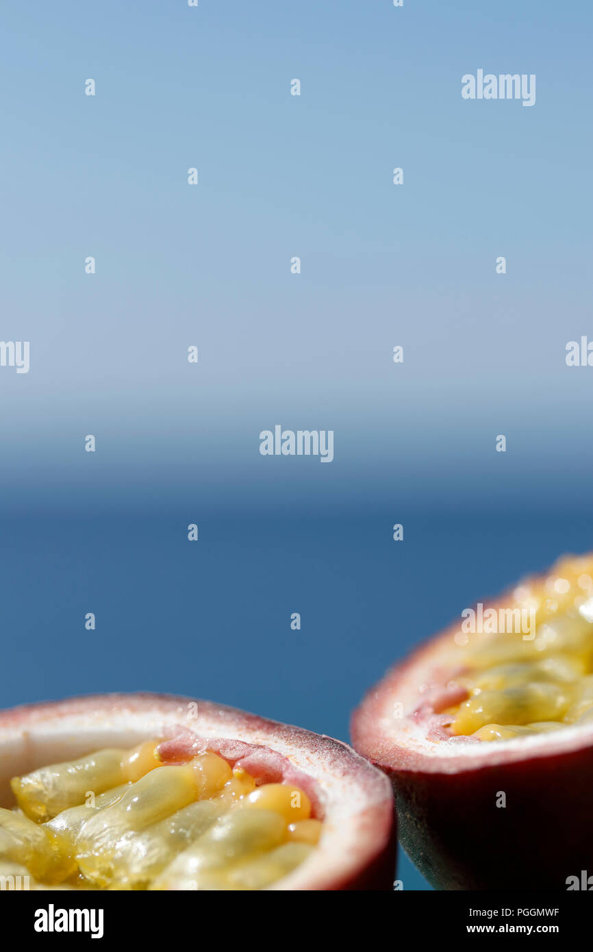 Blaue passionsfrucht -Fotos und -Bildmaterial in hoher Auflösung – Alamy