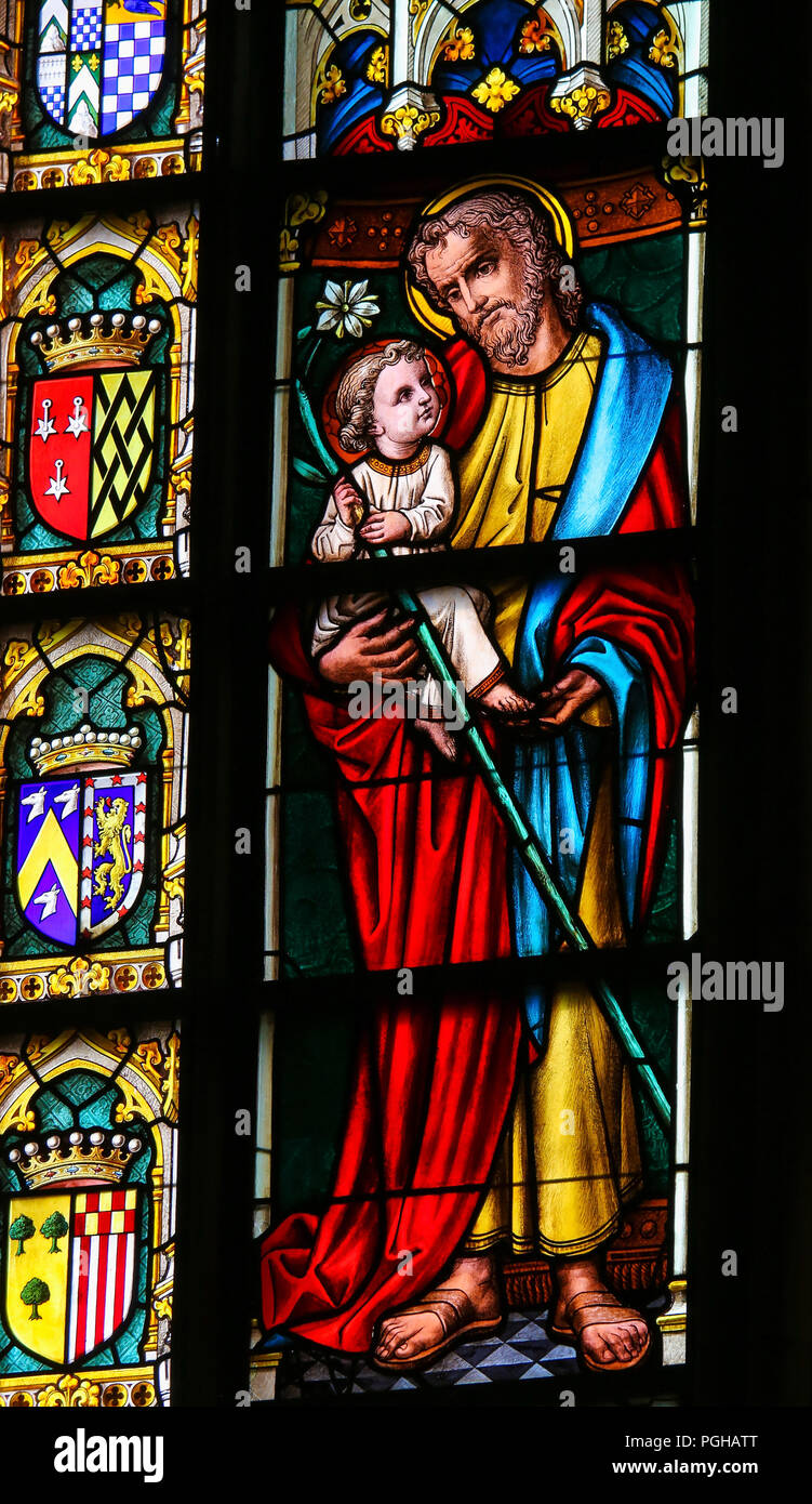 Heiliger joseph, der baby jesus hält -Fotos und -Bildmaterial in hoher ...