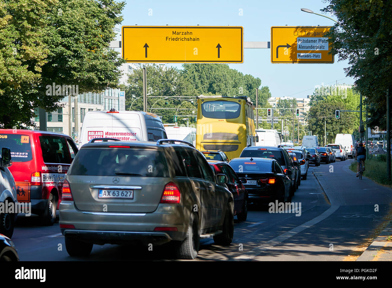Sie Fahren Imstadtverkehr Auf Trockener