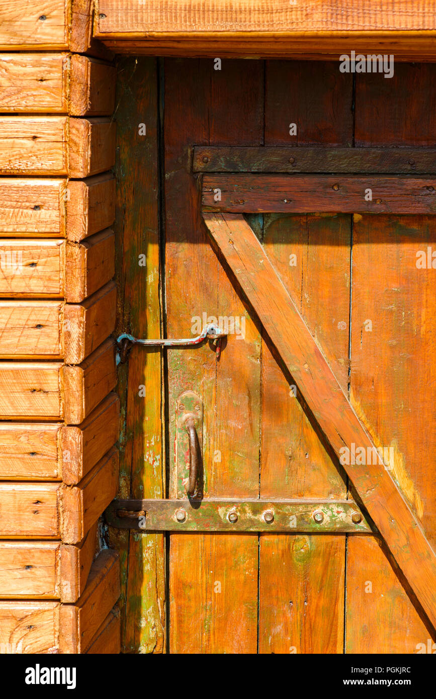 Hölzerne Scheunentor mit Verriegelung Stockfotografie - Alamy