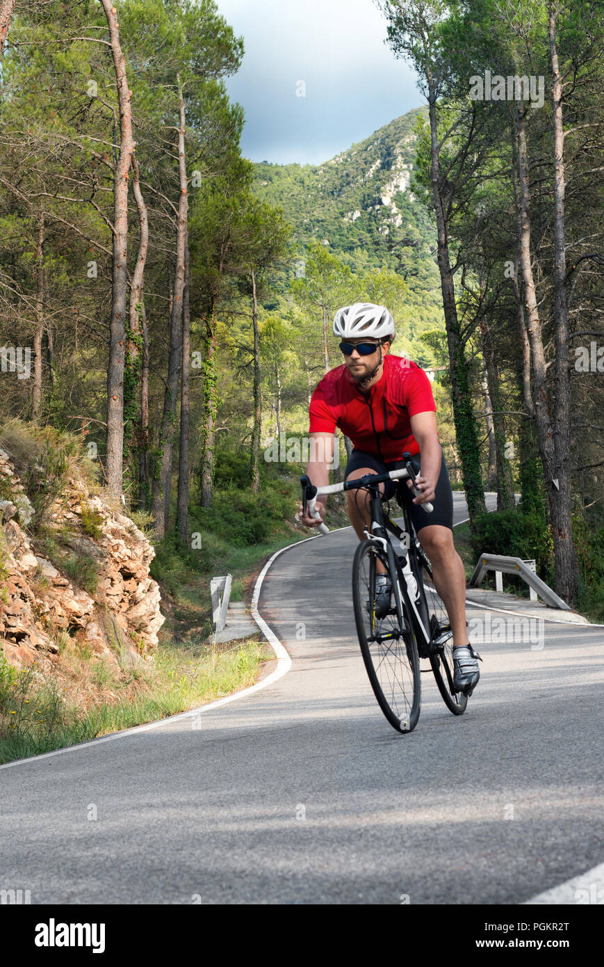 Einsamer radfahrer Stockfotos und -bilder Kaufen - Alamy