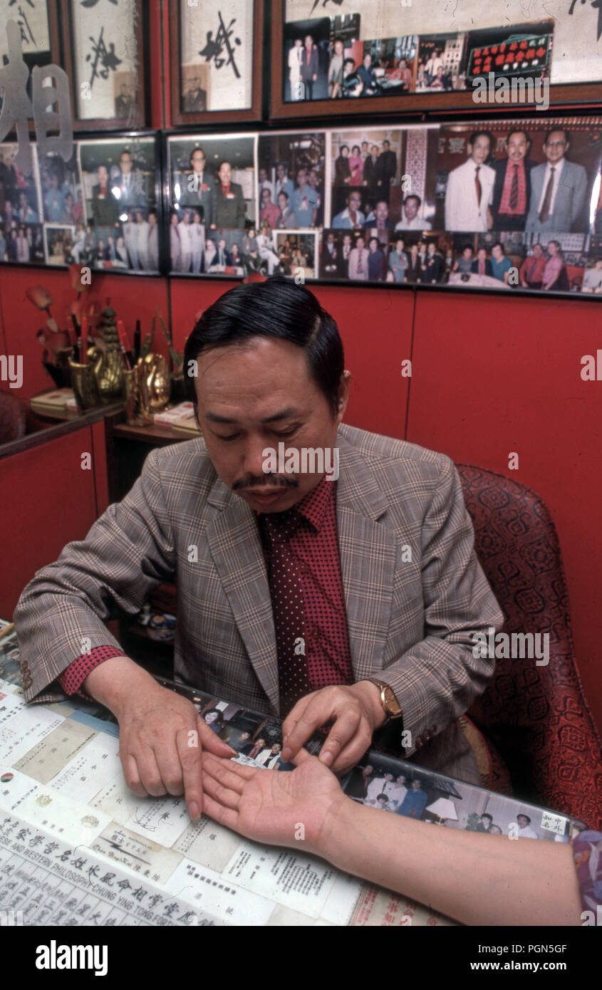 Palmistry reading -Fotos und -Bildmaterial in hoher Auflösung – Alamy