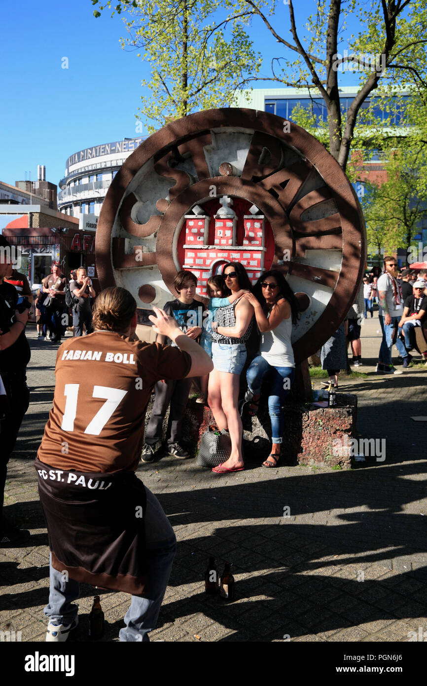 Fc st. pauli fans -Fotos und -Bildmaterial in hoher Auflösung – Alamy