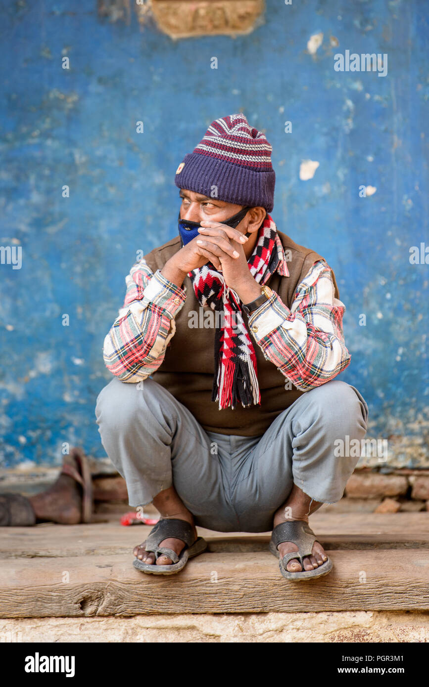 KATMANDU, Nepal - Mar 6, 2017: Unbekannter Chhetri Mann in einen Hut ...