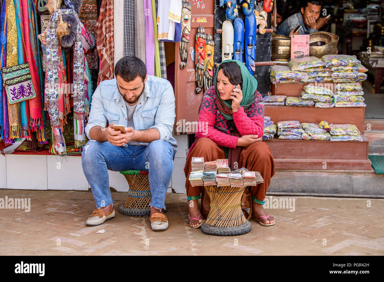 KATMANDU, Nepal - Mar 6, 2017: Unbekannter Chhetri Mann und Frau sitzen ...