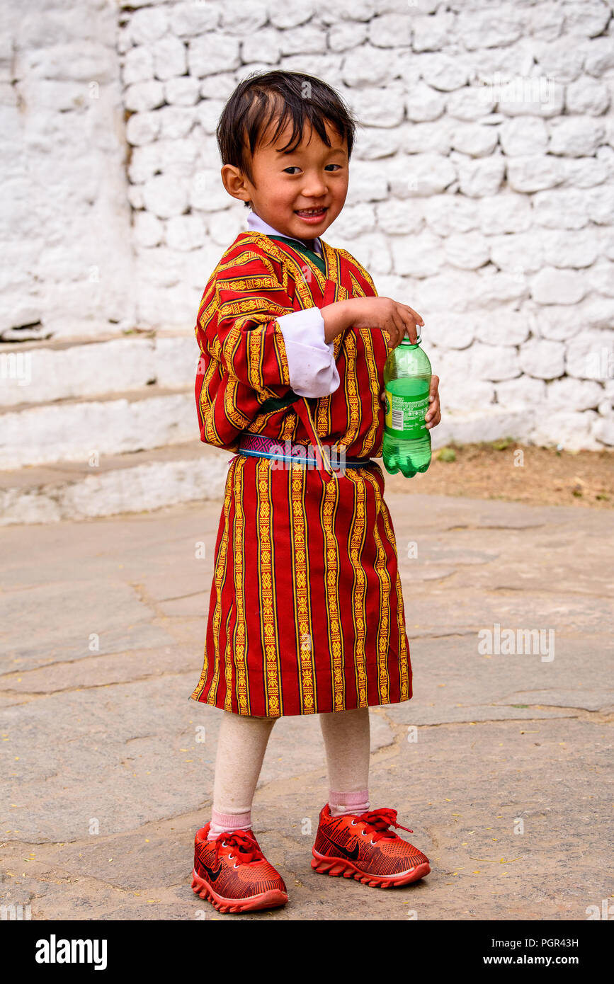 TRIMPHU, BHUTAN - Mar 8, 2017: Unbekannter Ngalops kleiner Junge geht ...