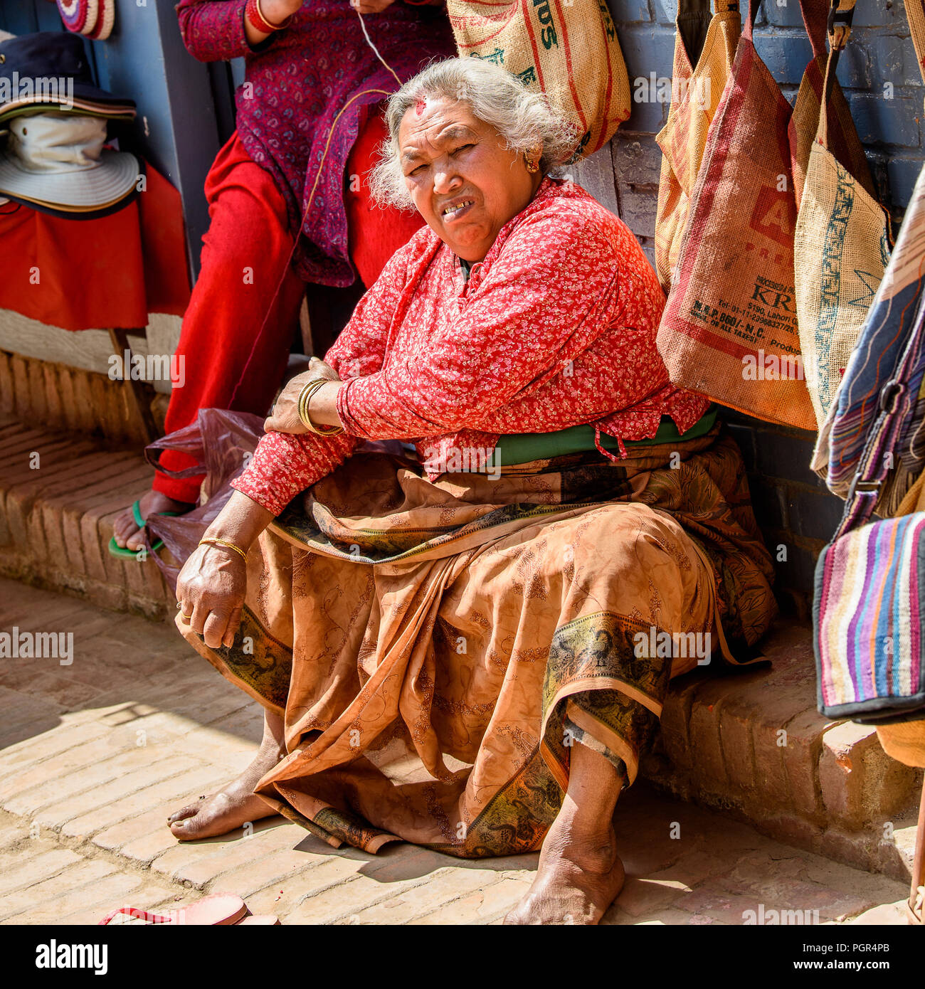 KATMANDU, Nepal - Mar 6, 2017: Unbekannter Chhetri grauhaarige Frau ...