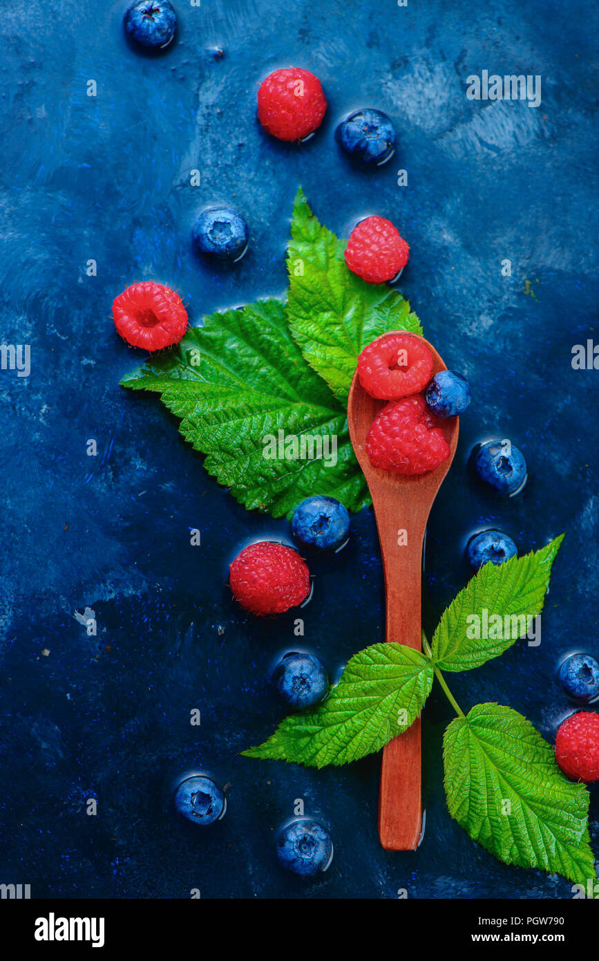 Blaue himbeere -Fotos und -Bildmaterial in hoher Auflösung – Alamy