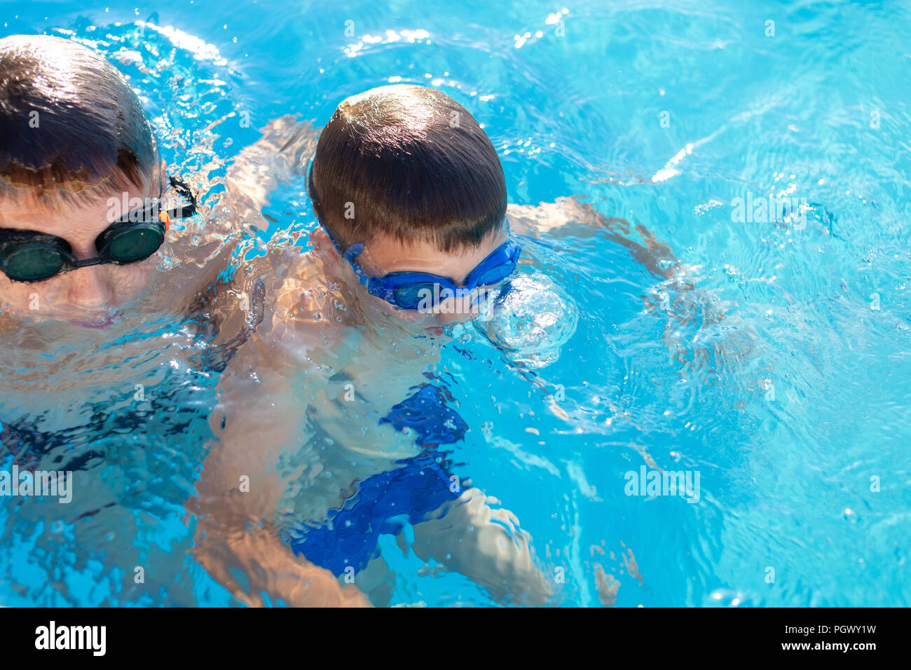Jungen Unter Wasser Stockfotos und -bilder Kaufen - Alamy
