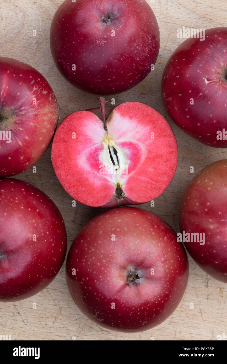 Roter fleischiger apfel -Fotos und -Bildmaterial in hoher Auflösung – Alamy