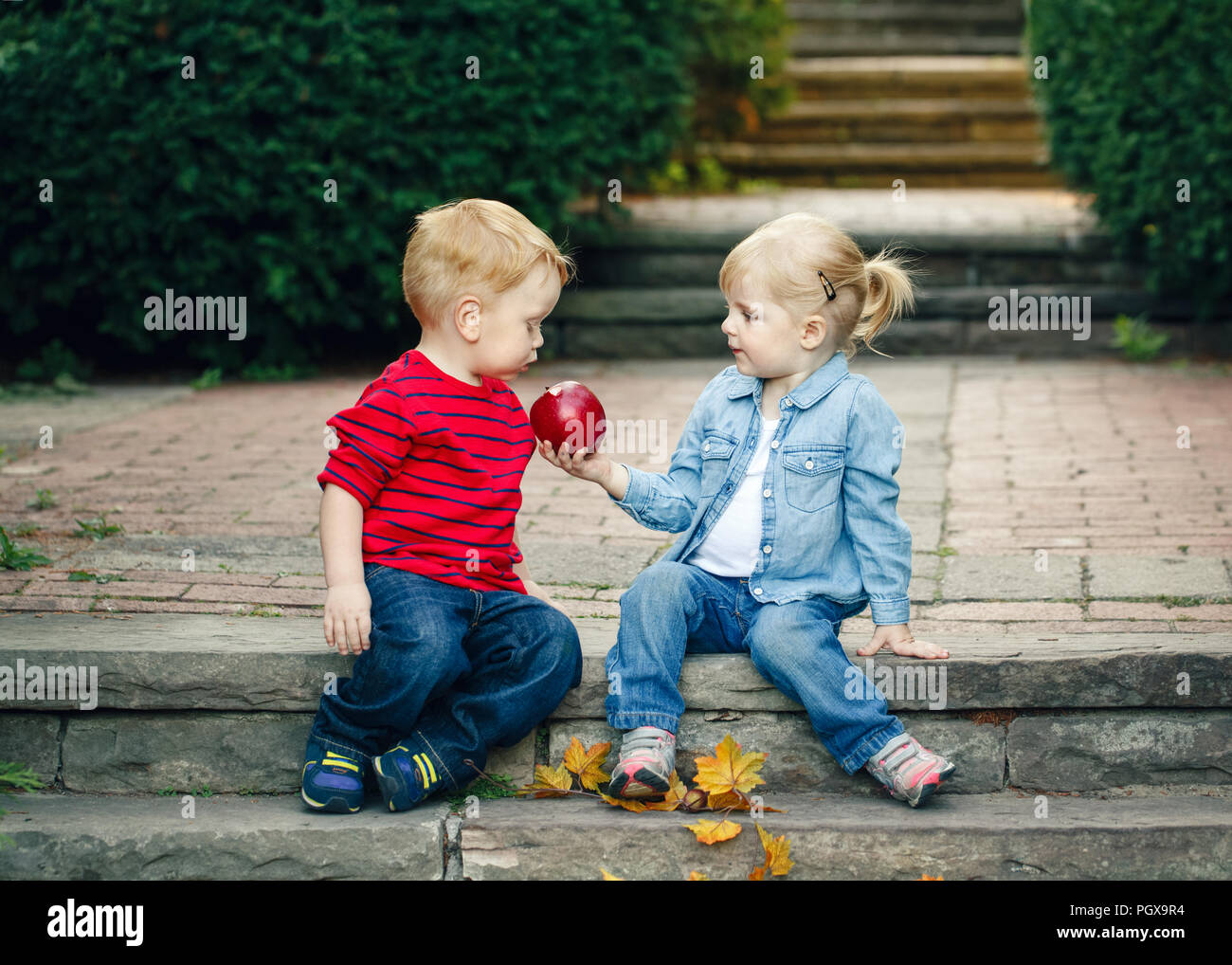 Teilen kinder -Fotos und -Bildmaterial in hoher Auflösung – Alamy