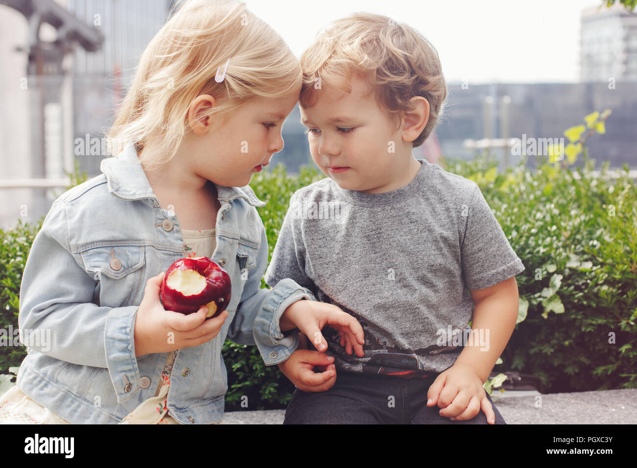 Kinder Teilen Stockfotos und -bilder Kaufen - Alamy