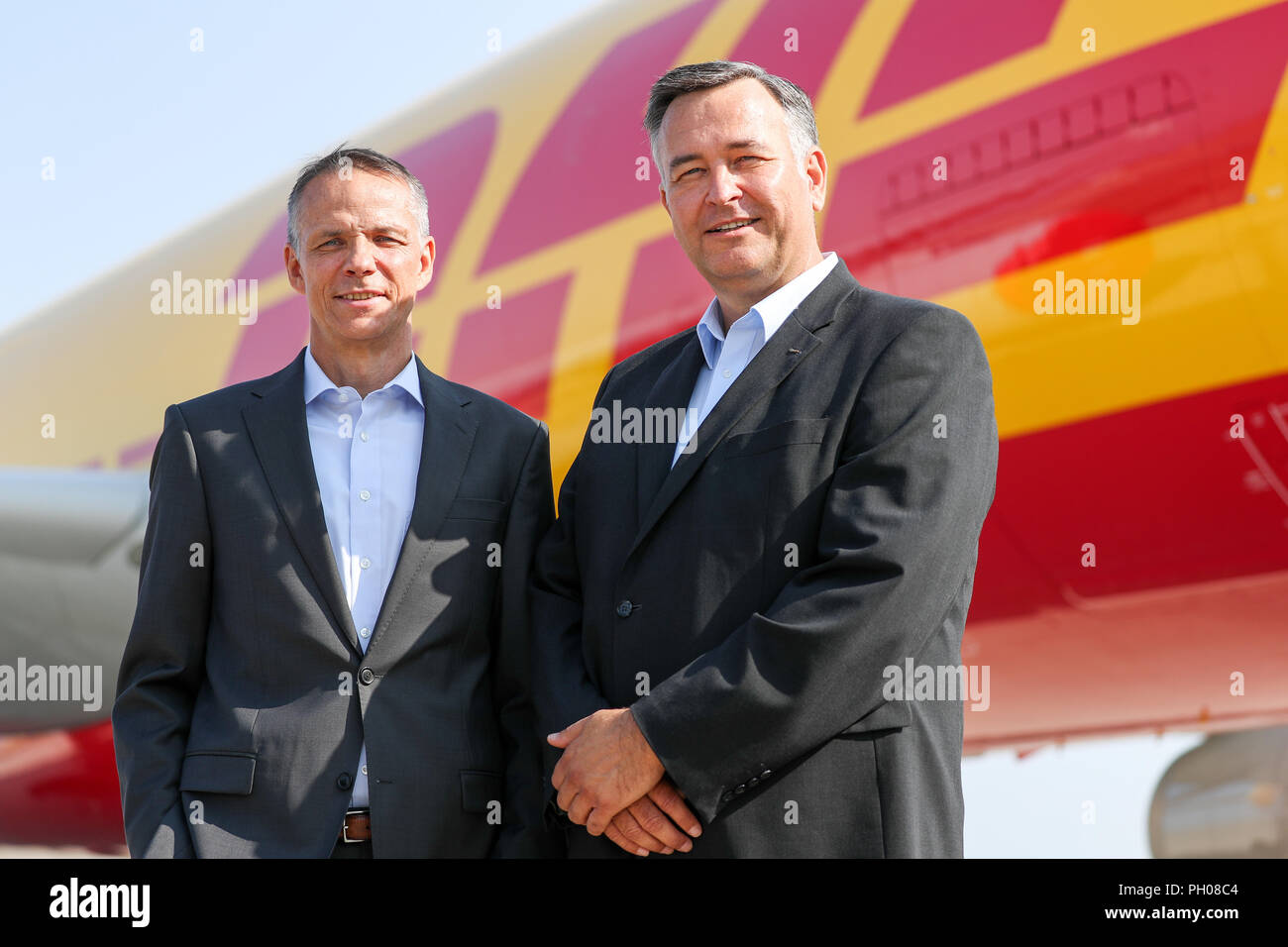 29. August 2018, Deutschland, Schkeuditz: Ralph Wondrak, CEO von DHL Hub Leipzig (l), und Markus ...
