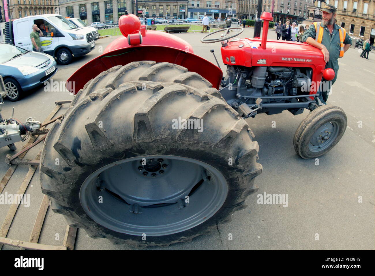 Massey ferguson 35x traktor -Fotos und -Bildmaterial in hoher Auflösung ...