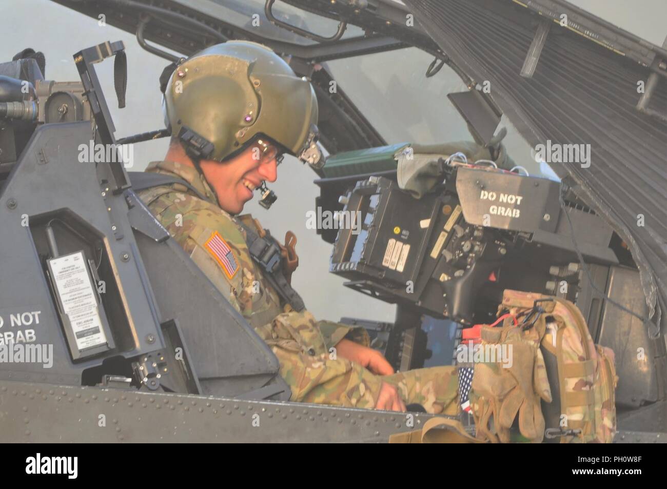 Ein U.S. Army Apache Helikopter Pilot Task Force Viper 1 Bataillon ...