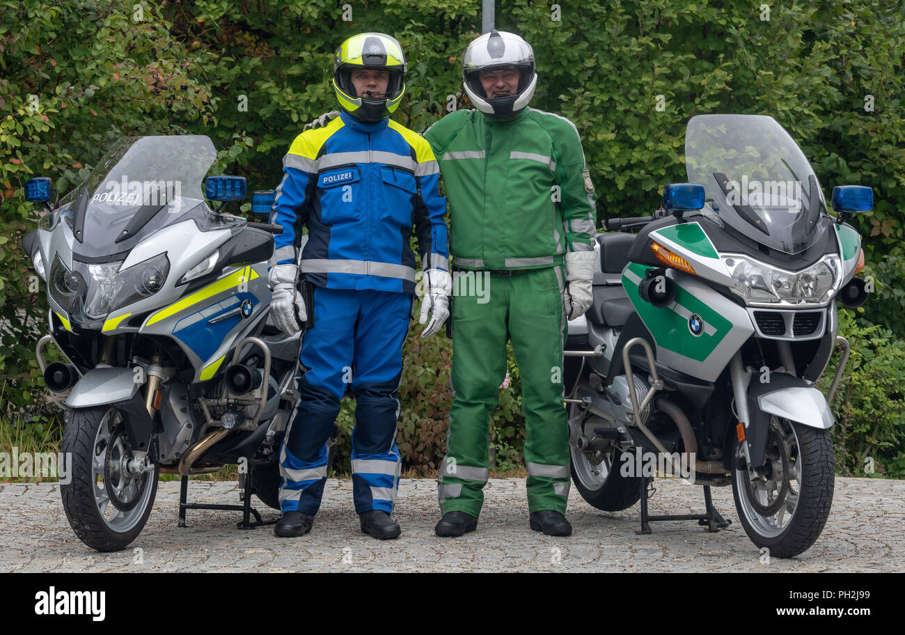 Neue blaue uniformen der polizei -Fotos und -Bildmaterial in hoher ...