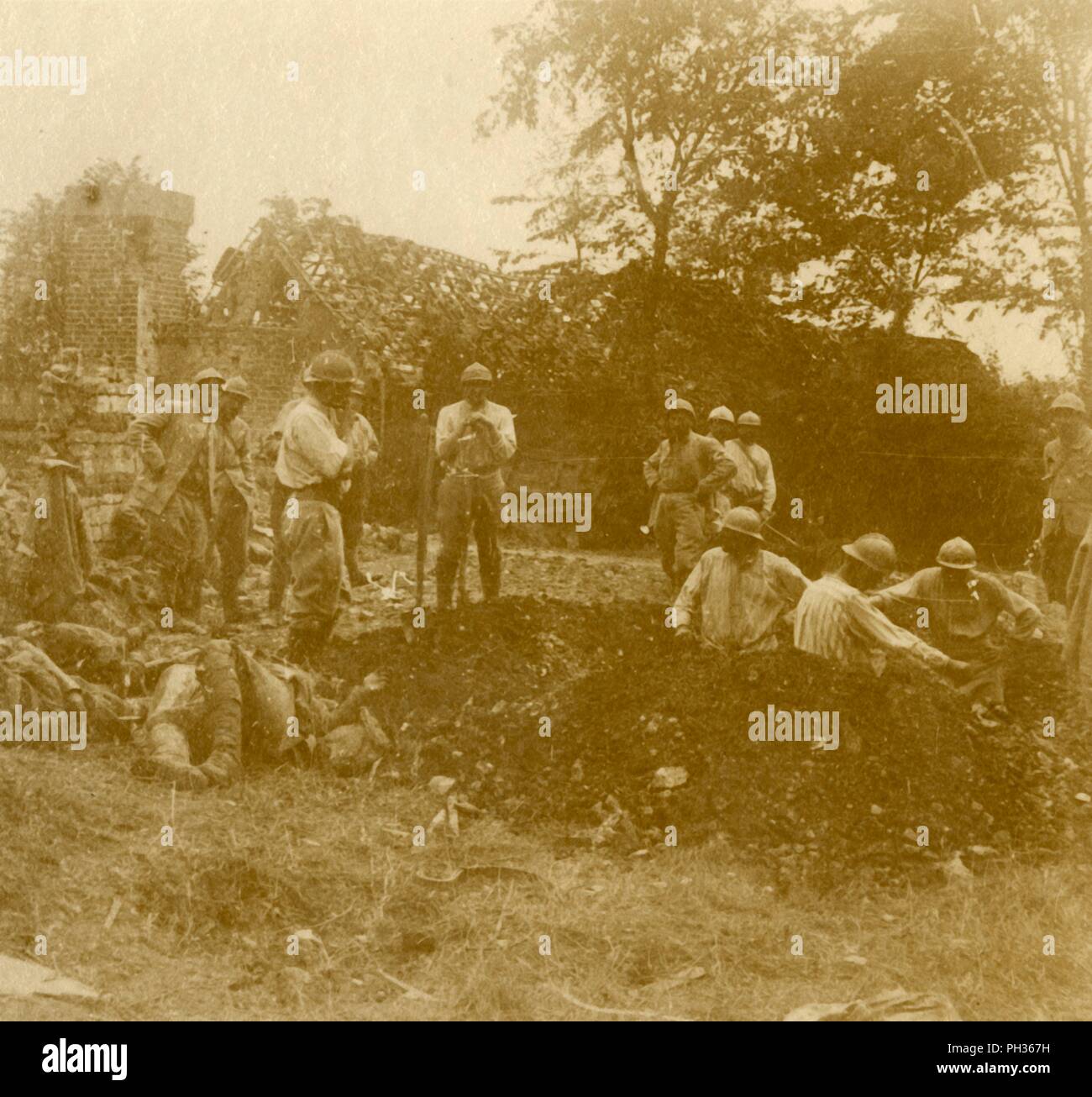 Begraben tote soldaten -Fotos und -Bildmaterial in hoher Auflösung – Alamy
