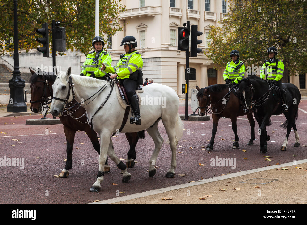 Horse mounted woman police officers -Fotos und -Bildmaterial in hoher ...