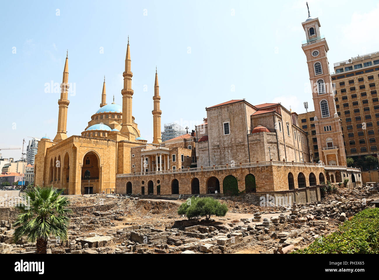 Moschee und Kirche Seite an Seite zusammen mit römischen Ruinen im ...