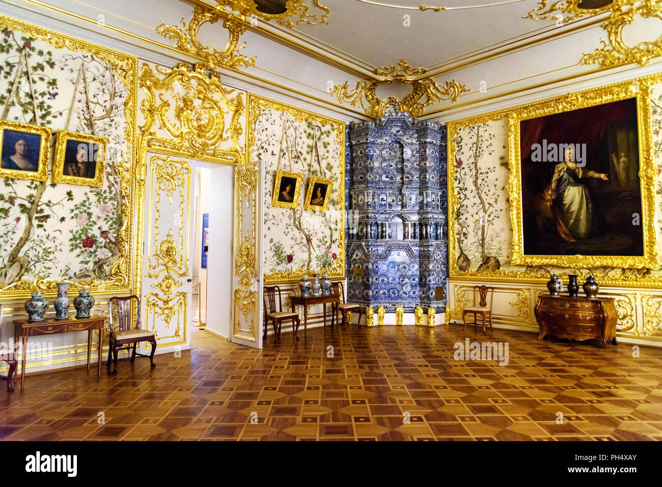 Interior imperial chinese museum room -Fotos und -Bildmaterial in hoher ...