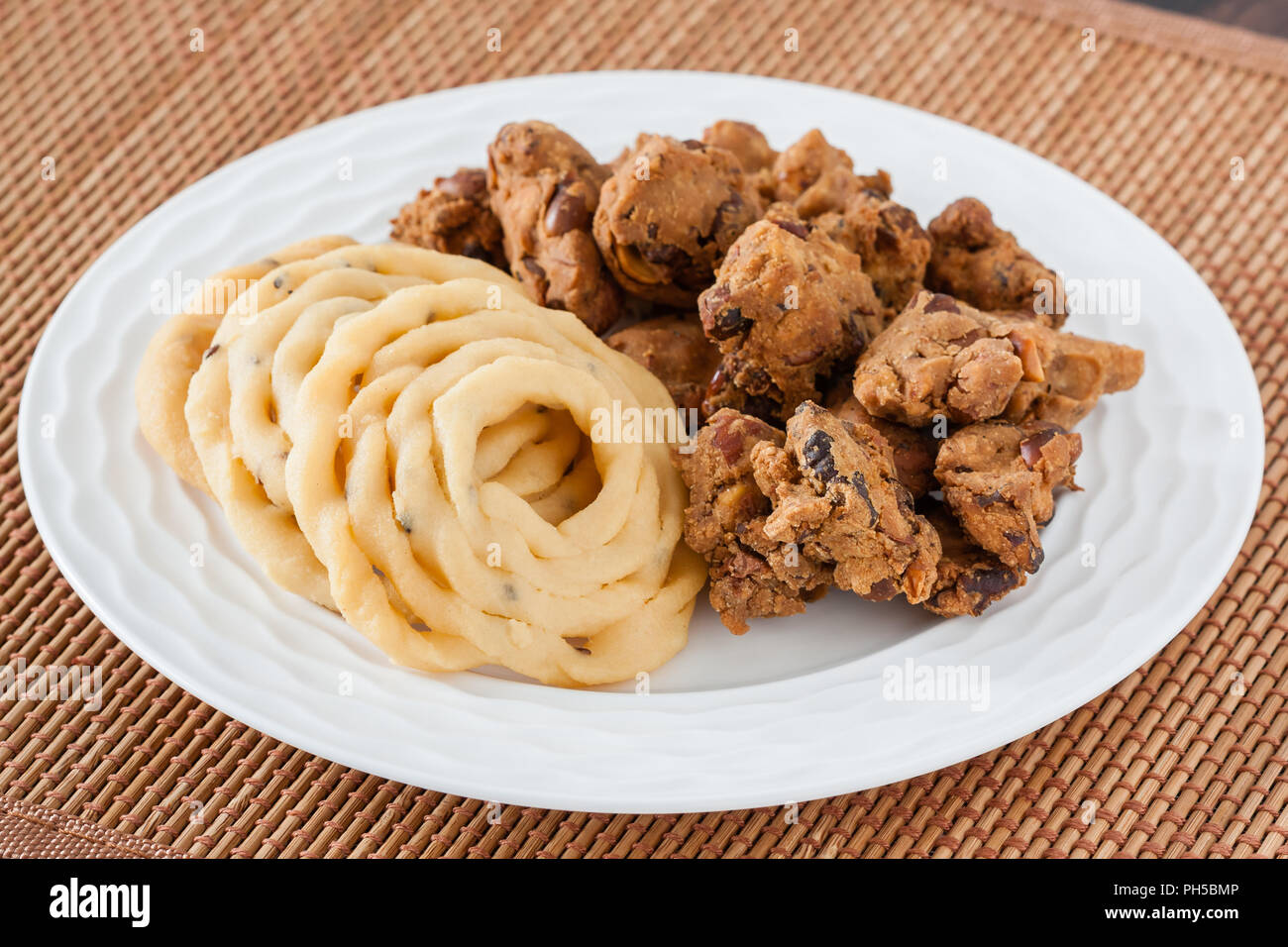 Deep Fried Indian Snacks Stockfotos und -bilder Kaufen - Alamy