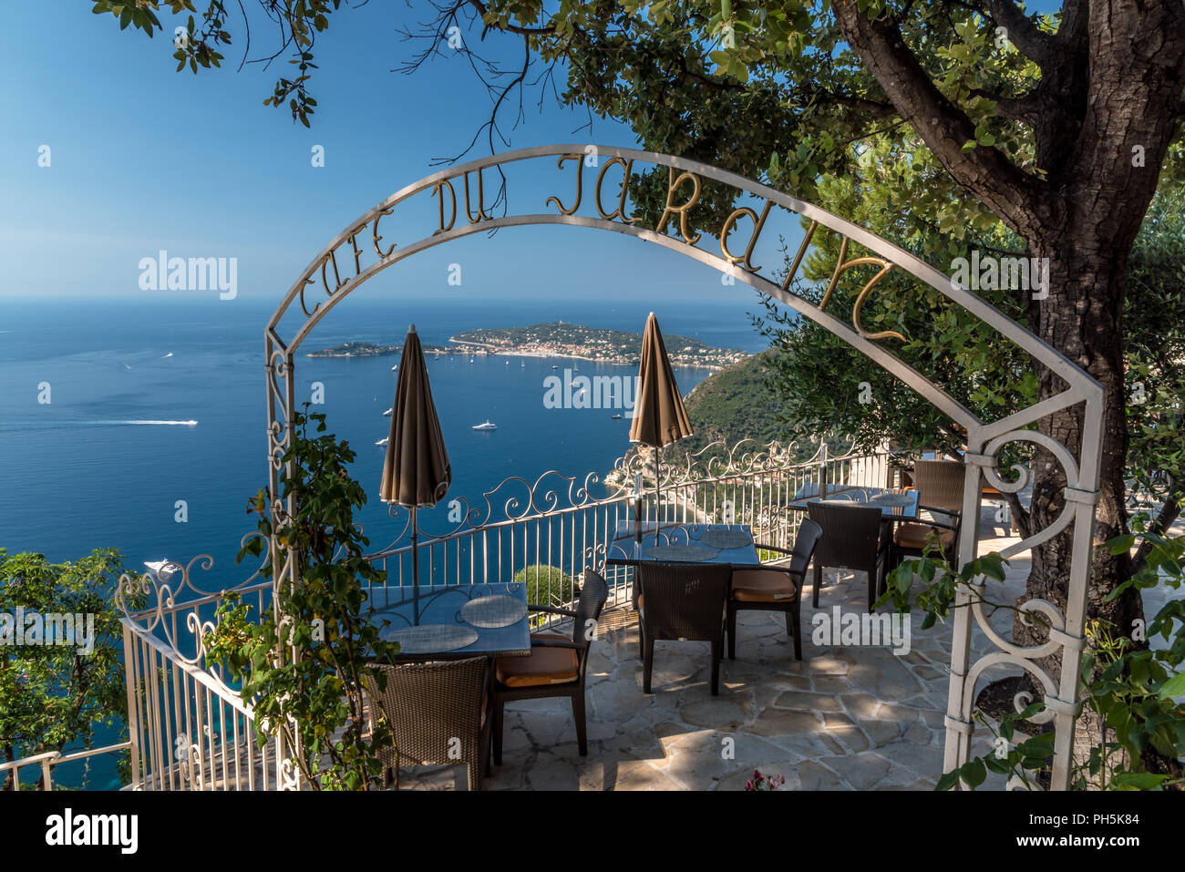 Die terrasse mit meerblick im luxushotel -Fotos und -Bildmaterial in ...