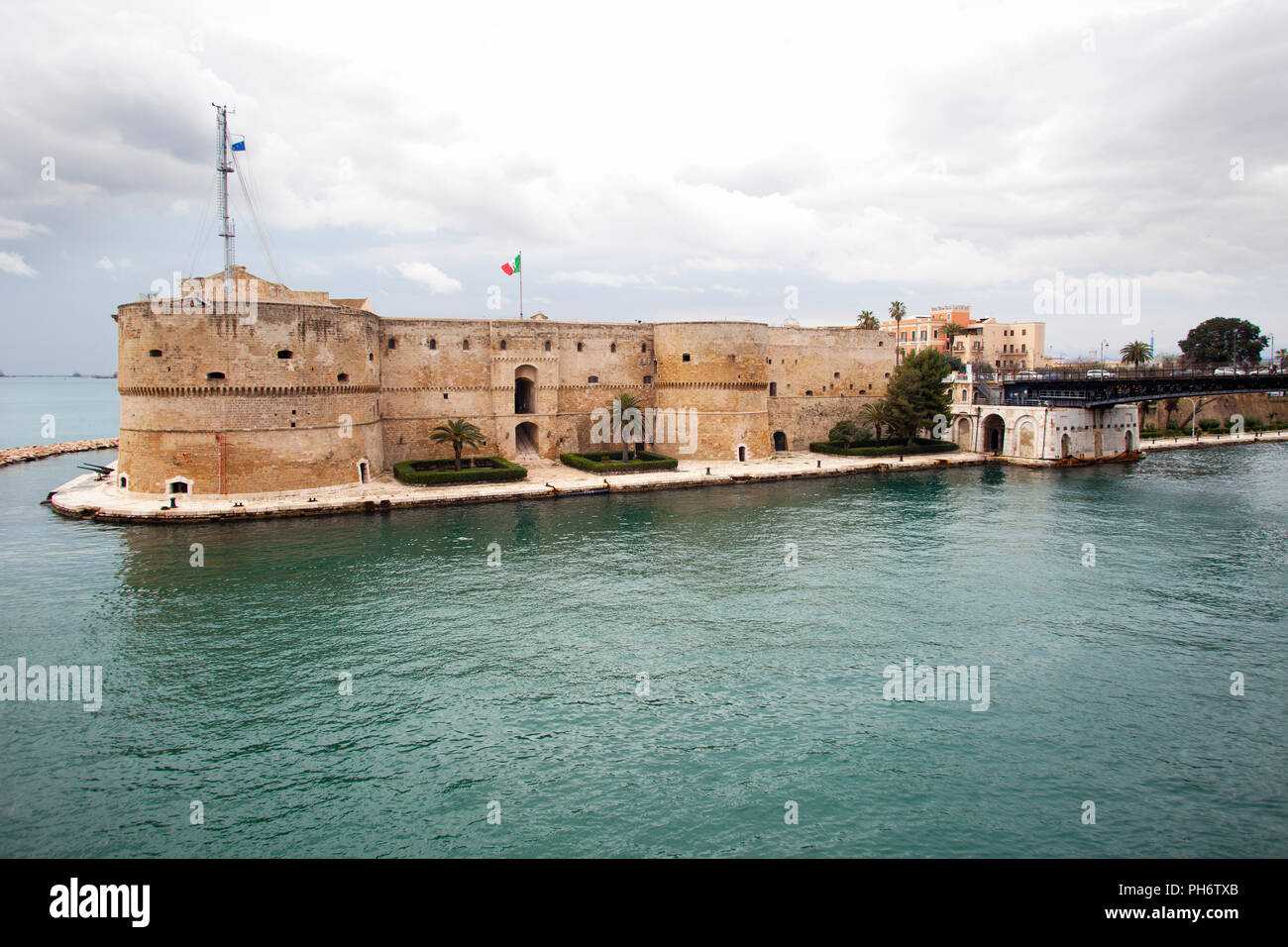 Taranto italy puglia castle -Fotos und -Bildmaterial in hoher Auflösung ...