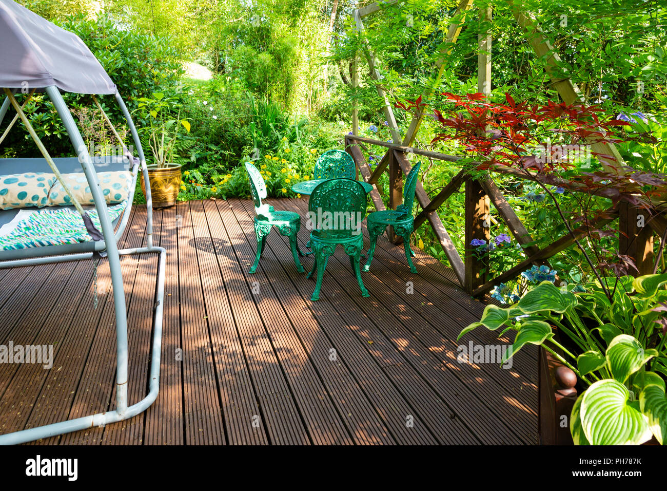 Gartenterrasse aus holz -Fotos und -Bildmaterial in hoher Auflösung – Alamy