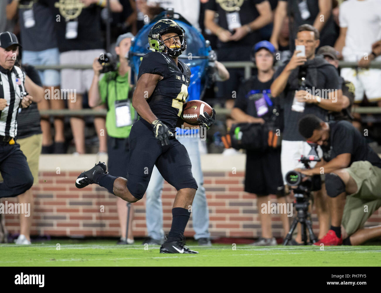 August 30, 2018: Purdue wide receiver Rondale Moore (4) läuft mit dem ...