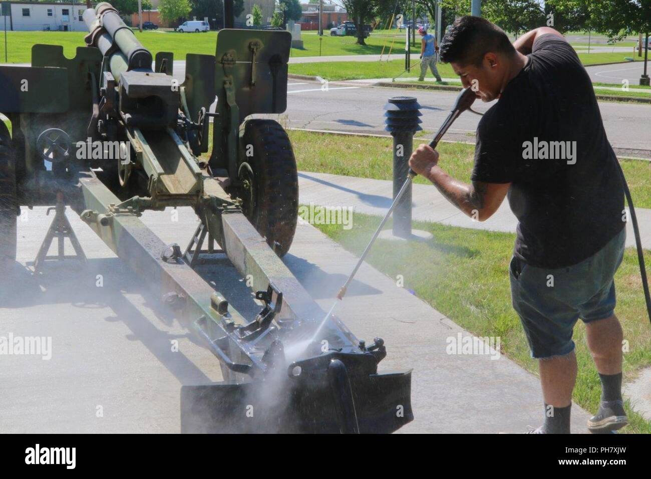 Pv2 Jaime Abrego Druck wäscht eine 155-mm-Haubitze M114 für ...