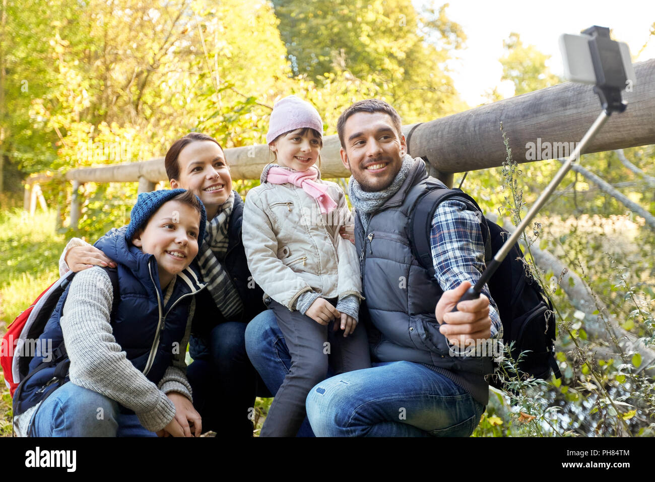 Selfie stick familienfoto -Fotos und -Bildmaterial in hoher Auflösung – Alamy