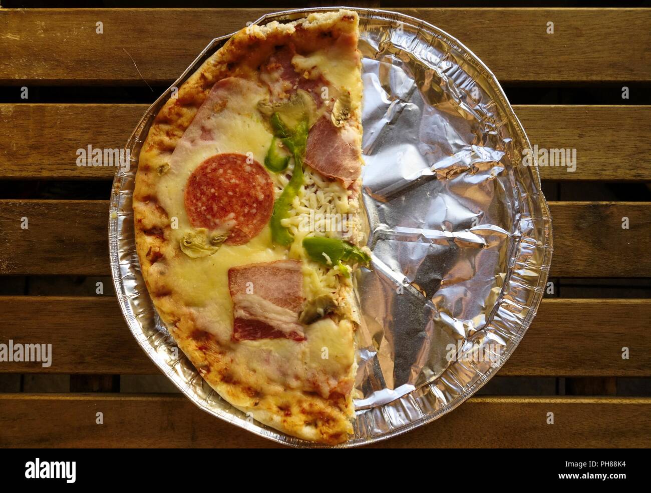 Eine halbe pizza -Fotos und -Bildmaterial in hoher Auflösung – Alamy