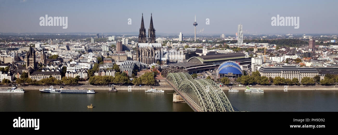 Stadt Panorama mit dem Kölner Dom, Rhein und Hohenzollernbrücke, Köln ...