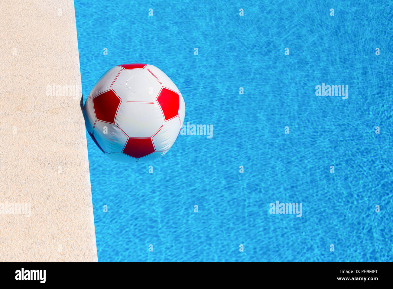 Beachball pool -Fotos und -Bildmaterial in hoher Auflösung – Alamy