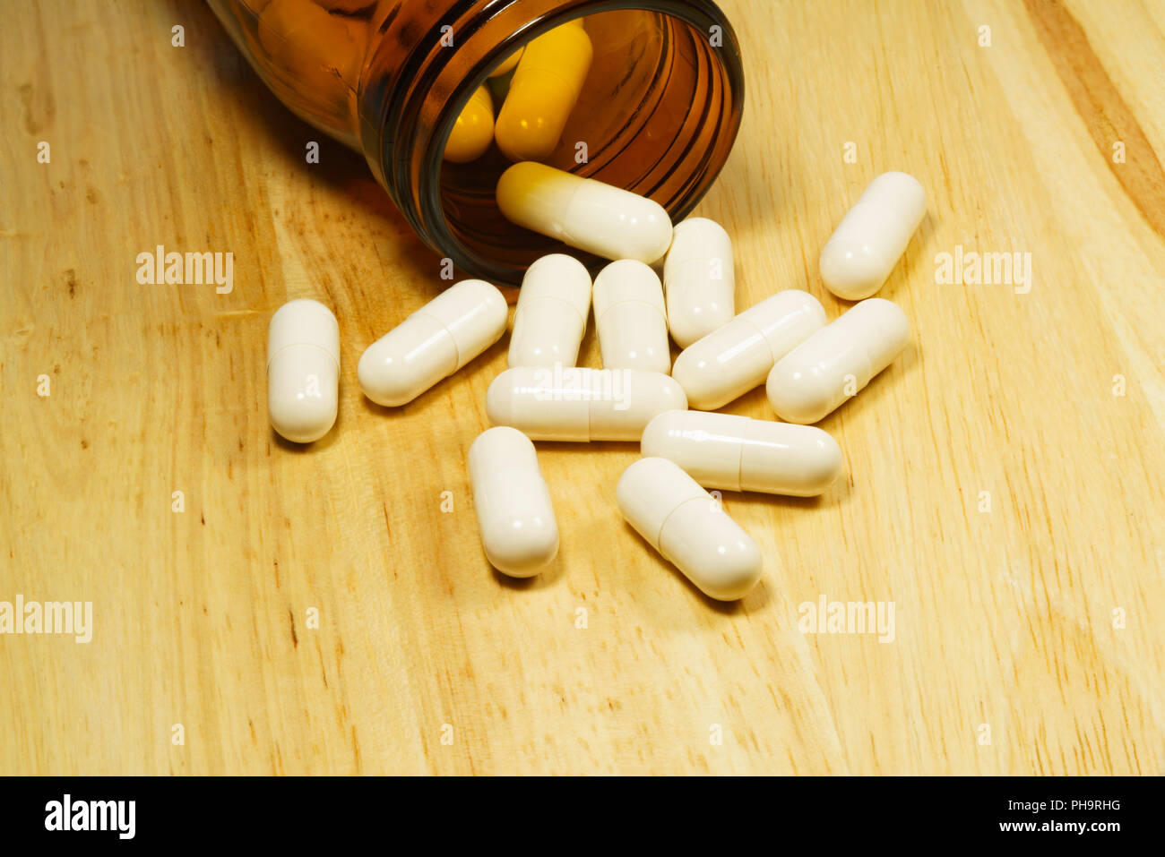 Botella de medicina de vidrio -Fotos und -Bildmaterial in hoher Auflösung – Alamy