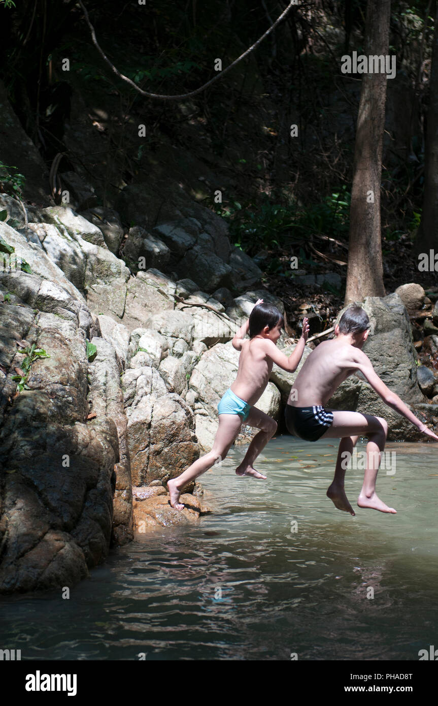 Kinder springen ins wasser -Fotos und -Bildmaterial in hoher Auflösung ...