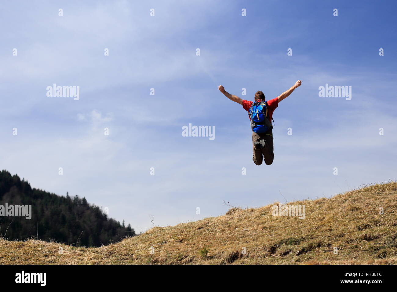 Eine person springt -Fotos und -Bildmaterial in hoher Auflösung – Alamy