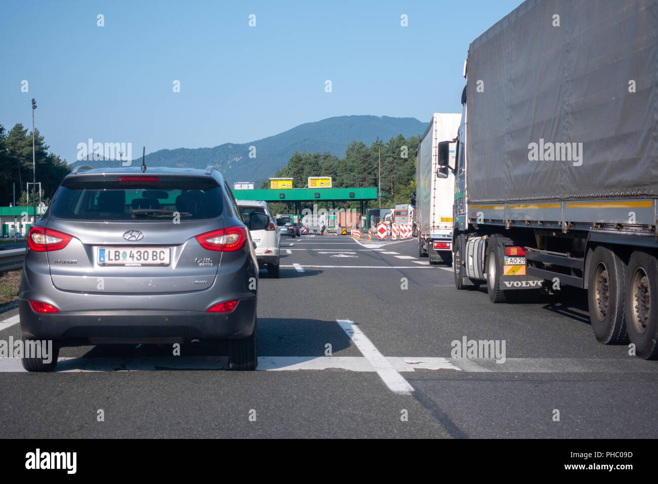 Noch Fahrzeuge, die in den Linien auf der Autobahn stehen, einen ...